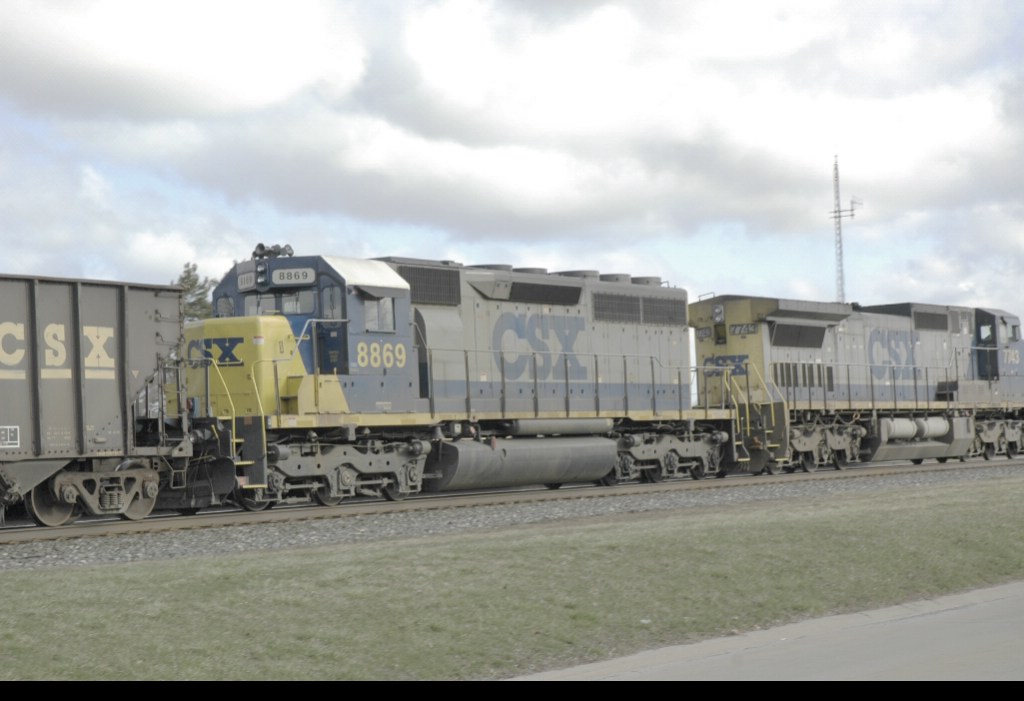 CSX 8869, East on CSX